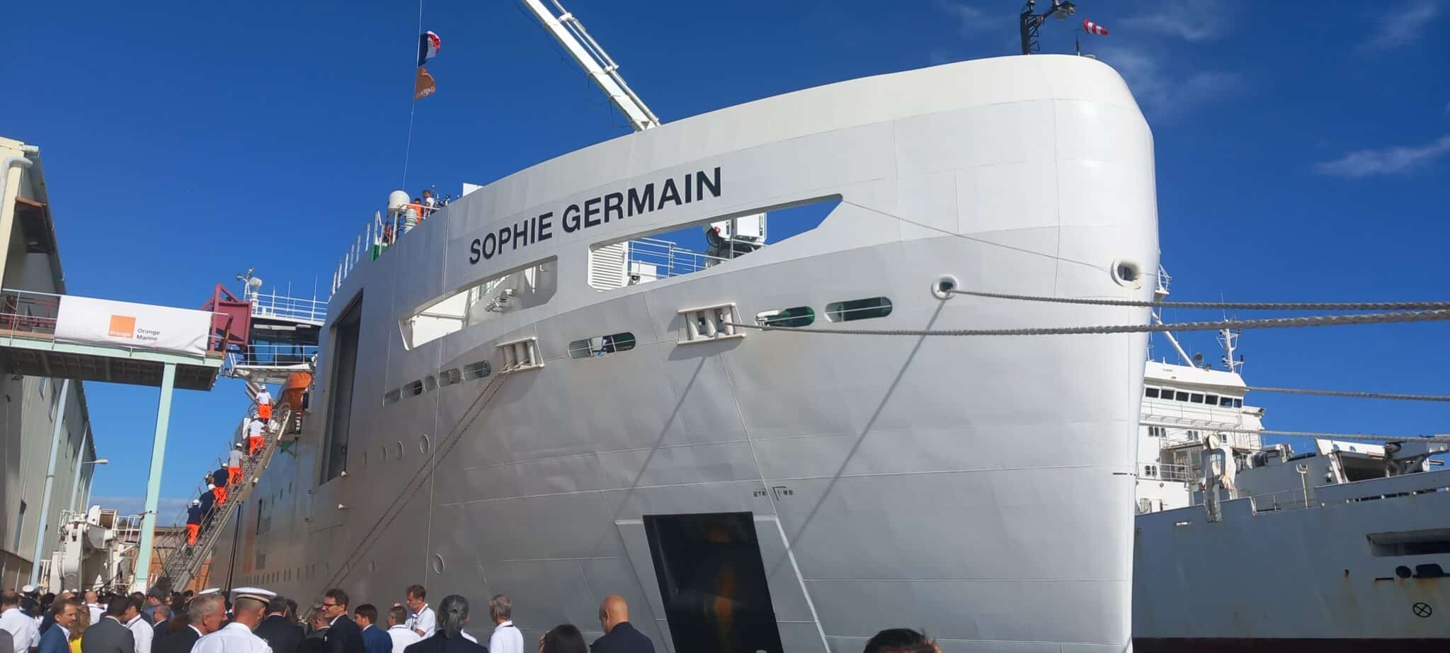 Le jeune câblier (le Sophie Germain d’Orange Marine) et la vieille dame ...